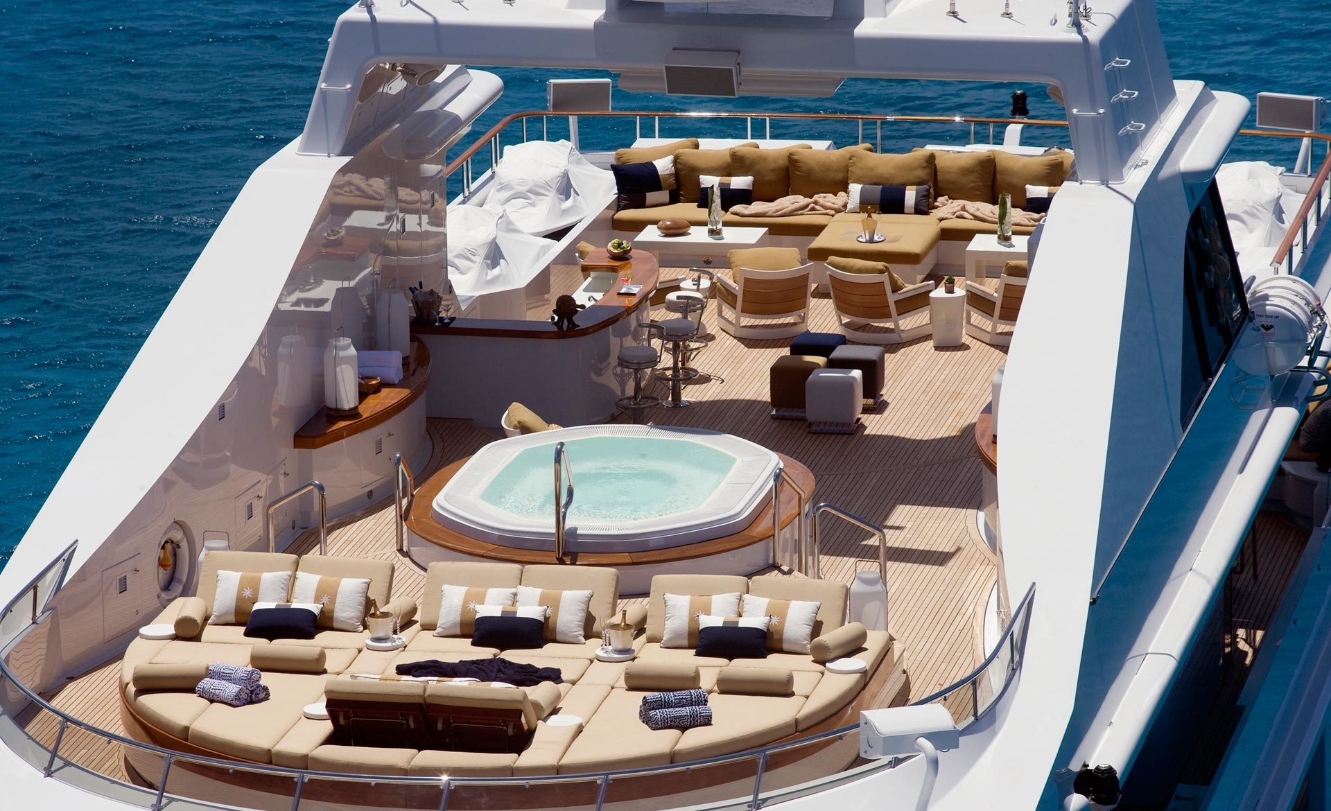 Yacht HELIOS, OceAnco | CHARTERWORLD Luxury Superyacht Charters